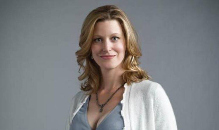 Anna Gunn as Skyler White - Sitcoms Online Photo Galleries