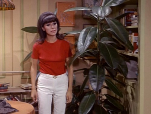 Marlo Thomas as Ann Marie - Sitcoms Online Photo Galleries
